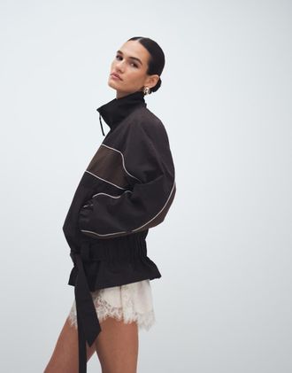 Asos Trainingsjacke aus Funktionsmaterial in Schokobraun mit tief sitzendem G&uuml;rtel und Stehkragen-Wei&szlig;