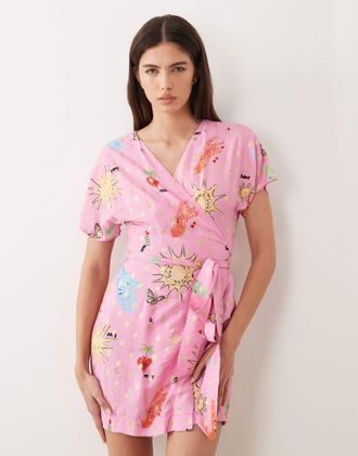 Never Fully Dressed Kurz&auml;rmliges Mini-Wickelkleid in Rosa mit Himmelsk&ouml;rper-Print und Bindedetail