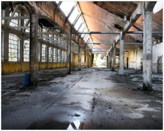 Wallario Poster - Alte Industriehalle leerstehend und einsam in Premiumqualität, Größe: 40 x 50 cm