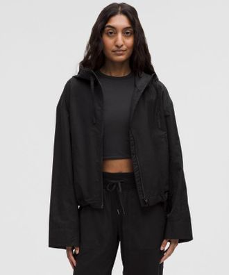 lululemon Wasserbest&auml;ndige Crop-Kapuzenjacke f&uuml;r Frauen - Gr&ouml;&szlig;e 3XS in Black/Graphite Grey