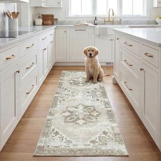 Safavieh Traditionell Teppich f&uuml;r Maschinenwaschbar und rutschfest - Ideal f&uuml;r stark frequentierte Bereiche - Tucson Collection, Kurzer Flor, Salbei und Elfenb