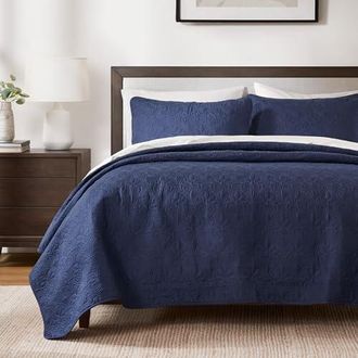 Madison Park Quebec Dusty Pale Navy 3-teiliges gestepptes Bettbezug-Set - f&uuml;r King-Size-Bett oder Cal King Bett - ideal f&uuml;r warmes Klima, Raumdekoration oder Erg&auml;n