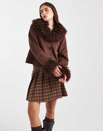 Miss Selfridge Veste courte en suédine avec col en fausse fourrure - Chocolat-Brown