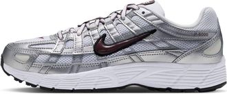 Nike P-6000 Sneaker in Metallisch und Burgunderrot-Silber