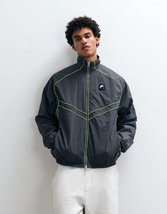 Nike Air - Windrunner - Trainingsjacke in Schwarz mit Stehkragen