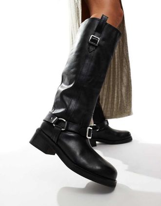 Asos Cora - Kniehohe Bikerstiefel aus Leder in Schwarz mit Metallelement