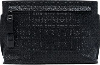 Loewe Clutches - Embossed Anagram Leather Repeat T Clutch - Gr. unisize - in Schwarz - f&uuml;r Damen