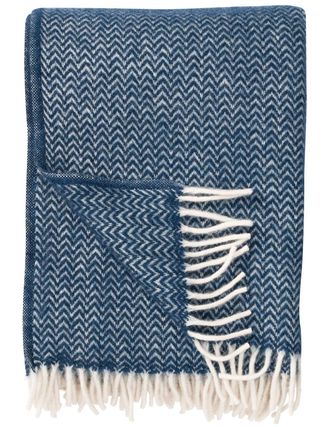 Klippan Wolldecke Chevron mit Zickzackstreifen aus Bio Lambswool, 130x200cm, Sofadecke, Kuscheldecke (currygelb) (Dark Denim)