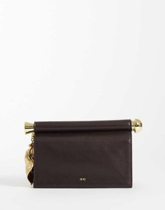 JW PEI Holly - Verzierte Clutch in Dunkelbraun mit Metallanh&auml;nger