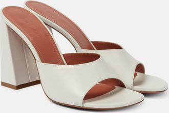 Amina Muaddi Pantoletten Brigitte 95 aus Leder