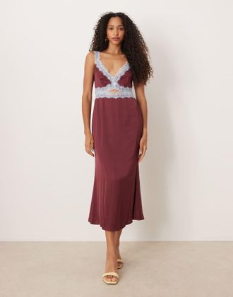 Never Fully Dressed Mimi - Midaxikleid in Burgunderrot mit farblich abgesetztem Spitzeneinsatz-Lila
