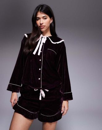 River Island Pyjama aus Samt in Dunkellila mit R&uuml;schenkragen