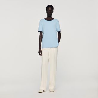 Sandro Zweifarbiges T-Shirt mit Patch