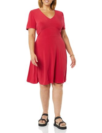 Amazon Essentials Damen Ausgestelltes Kurzarm-Kleid Mit V-Ausschnitt Und Geraffter Passform, Himbeerrot, XXL