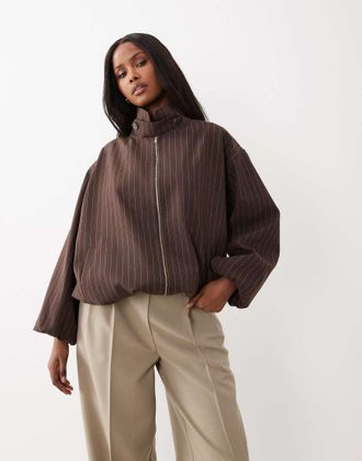 Asos Blouson Harrington d&eacute;contract&eacute; &agrave; fines rayures avec col chemin&eacute;e - Marron-Brown