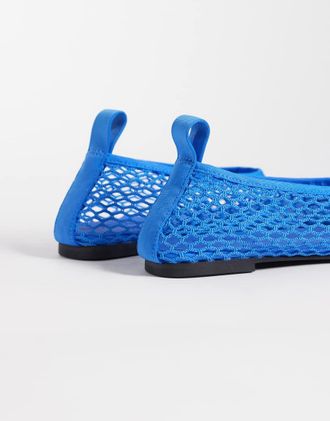 Arket Ballerinas aus Netzstoff in Blau mit eckiger Zehenpartie