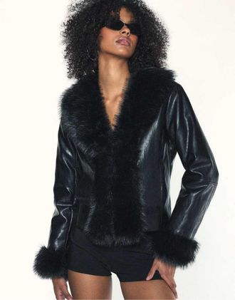 Stradivarius veste cintr&eacute;e avec col en faux-fur noire