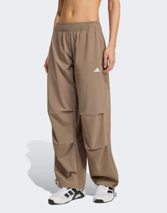 adidas Workout essentials gewebte Trainingshose in Khaki-Gr&uuml;n
