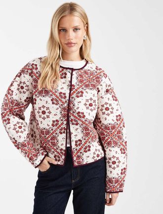 Asos Veste matelass&eacute;e &agrave; imprim&eacute; bandana - Cr&egrave;me et rouge-Multicolore