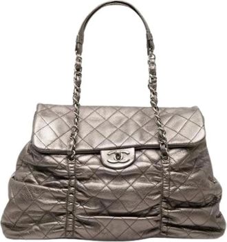 Chanel Sac bandouli&egrave;re matelass&eacute; pr&eacute;-aim&eacute; en cuir dagneau m&eacute;tallis&eacute; - Femme - Pre-owned - Gris - Taille: ONE Size