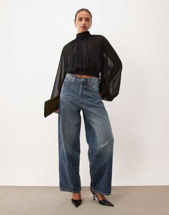 Lioness Suite Escape Chiffon-Bluse mit hohem Kragen und Ballon&auml;rmeln in Schwarz