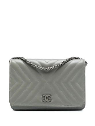 Chanel sac à bandoulière Wallet On Chain en cuir de veau à matelassage chevron (2019) - Gris