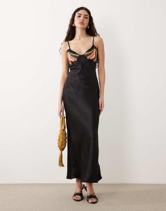 Never Fully Dressed Maxi-Tr&auml;gerkleid aus Satin in Schwarz mit verzierten Bananenmotiven