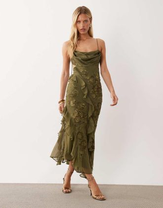 Asos robe longue caraco brod&eacute;e et orn&eacute;e de perles avec volant asym&eacute;trique en kaki-Multi