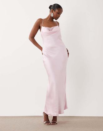 Vila Robe caraco longue en satin &agrave; col b&eacute;nitier et empi&egrave;cement en dentelle - Rose fleur de cerisier