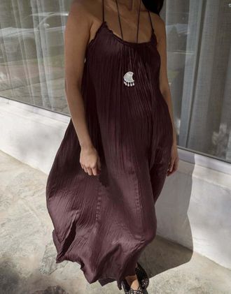 NA-KD robe &agrave; bretelles fronc&eacute;e volume marron