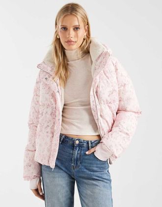 Hollister Steppjacke in Rosa mit kurzem Schnitt und Kapuze mit Kunstpelzbesatz