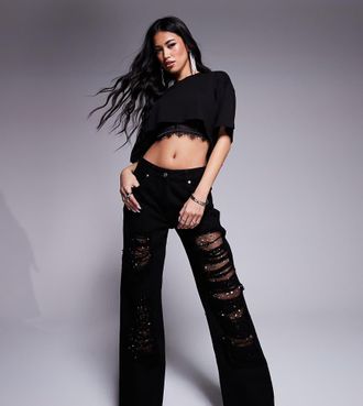 Asos ASOS x The Sourced Collection - Jean baggy avec d&eacute;chirures et dentelle ornement&eacute;e - Noir