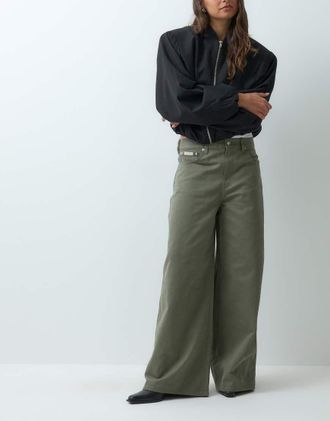 Calvin Klein Jeans Wide-Leg-Jeans aus Baumwolle in Khaki-Gr&uuml;n