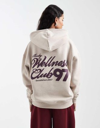 Cotton On Plush - Hochwertiger Kapuzenpullover in meliertem Sesambeige mit Grafikprint-Bunt