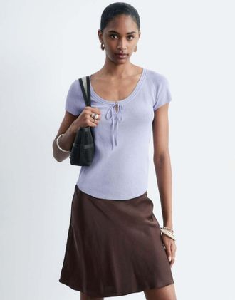 & Other Stories T-Shirt in Helllila mit tiefem Ausschnitt und Schleifendetail