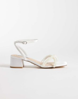 Steve Madden Gabby-P - Satin-Sandaletten in Elfenbeinwei&szlig; mit Blockabsatz und Perlendetails