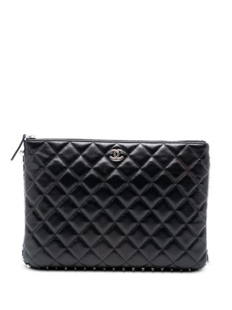 Chanel 2019 mittelgro&szlig;e Pearl O Case Clutch mit Steppung - Schwarz