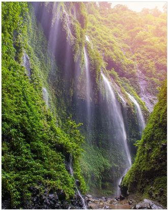 Wallario Poster - Wasserfall im Morgenlicht in Premiumqualit&auml;t, Gr&ouml;&szlig;e: 40 x 50 cm
