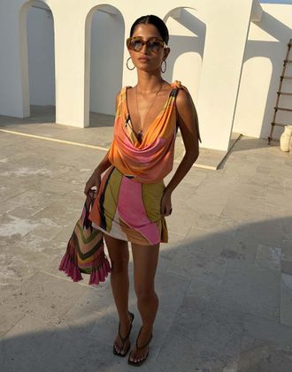 Never Fully Dressed Michaela - Robe courte pr&egrave;s du corps &agrave; imprim&eacute; abstrait avec col b&eacute;nitier et &eacute;paules nou&eacute;es - Multicolore