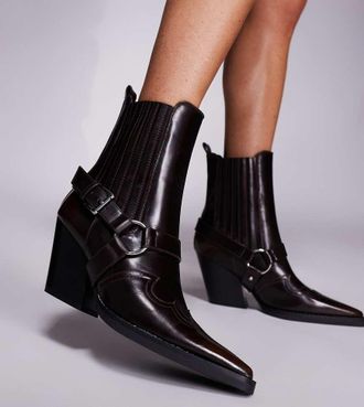 Simmi London SIMMI London - Esperanza - Bottines style cowboy larges en PU avec boucles - Marron