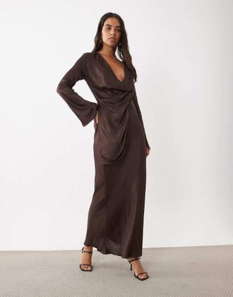 Asos robe longue &agrave; manches longues en satin avec drap&eacute; sur le devant-Marron