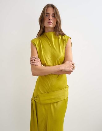 Topshop Satin-Maxikleid mit Neckholder, tiefer Taille und Bindeg&uuml;rtel in Goldoliv