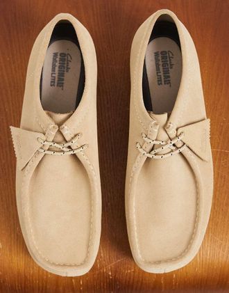 Clarks Wallabee Lite - Schuhe aus Wildleder in Ahornbeige-Wei&szlig;
