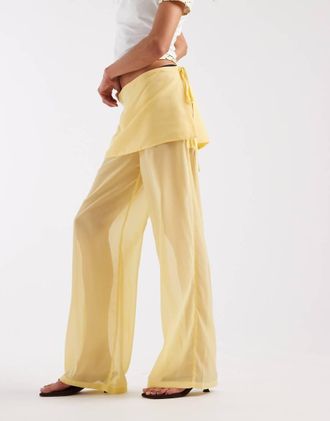 Motel Eluna - Chiffon-Hose in Pastellgelb mit Rock-Overlay