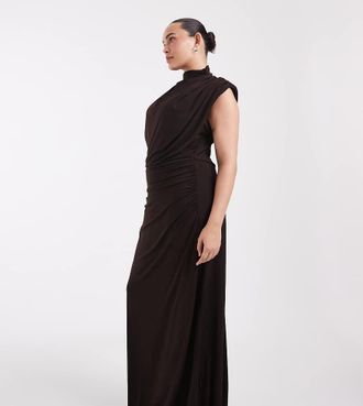Tfnc Plus Maxikleid mit hohem Kragen, Schulterpolstern und Drapierung in Schokobraun
