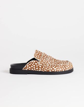 Topshop Addie - Mocassins style mules en cuir fa&ccedil;on poulain v&eacute;ritable avec imprim&eacute; daim-Marron