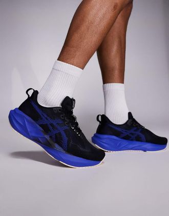 Asics Novablast 5 - Sneaker in Schwarz und Blau