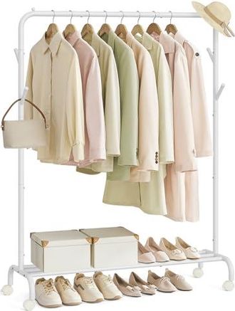 Songmics HSR131W01 Portant à vêtements avec Cadre en métal Robuste avec roulettes et étagère Charge maximale 50 kg Largeur 103,5 cm