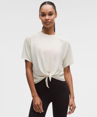 lululemon Multisport-Kurzarmshirt mit Knoten-Detail vorne f&uuml;r Frauen - Gr&ouml;&szlig;e XL in Light Ivory