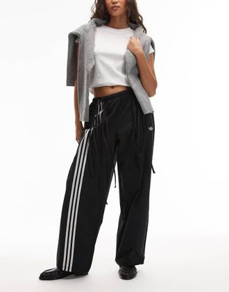 adidas Originals Trainingshose aus Webstoff in Schwarz mit Schleifendetail